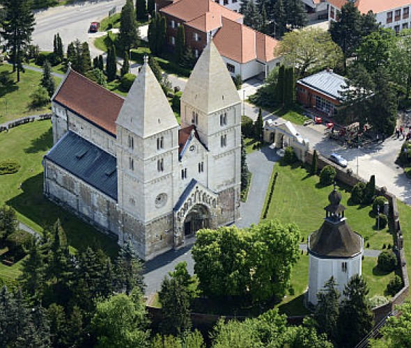 Érdekes dolgot találtak a Jáki templom felújításakor - alon.hu