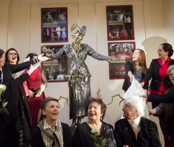 Honthy Hanna-szobrot avattak a Budapesti Operettszínházban - alon.hu
