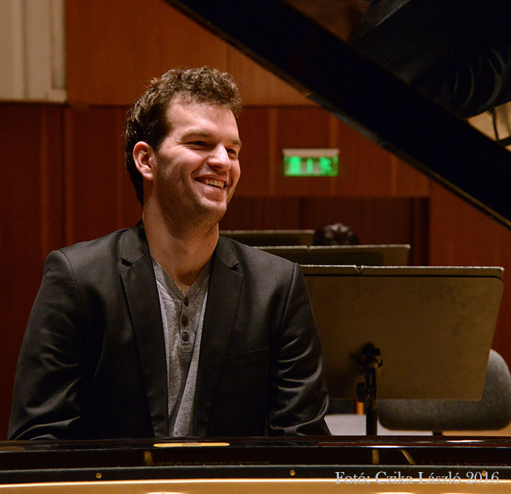 Mark Stringer, Kiss Márton és a Savaria Szimfonikus Zenekar - alon.hu