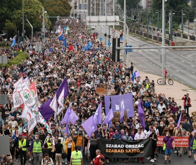 Tüntetést tartottak az Index-ügy miatt Budapesten - alon.hu