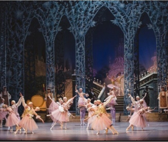 Karácsonyi videóklippel és A diótörő közvetítésével várja az ünnepeket ...