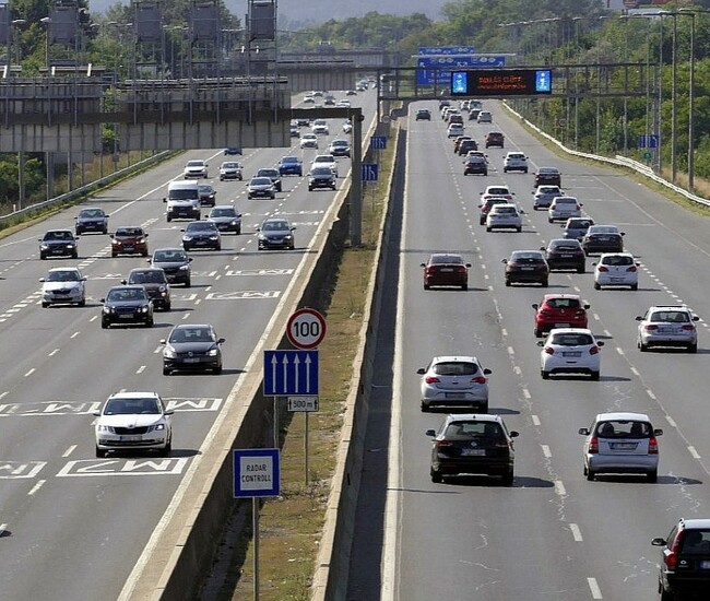 Ennyibe kerülnek a 2026-os autópálya-matricák: éves, havi és 10 napos ...