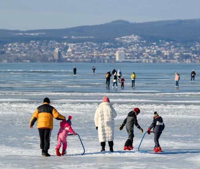 Életveszélyes a jégre menni: olvad a tavak és folyók jege, repedések és ...